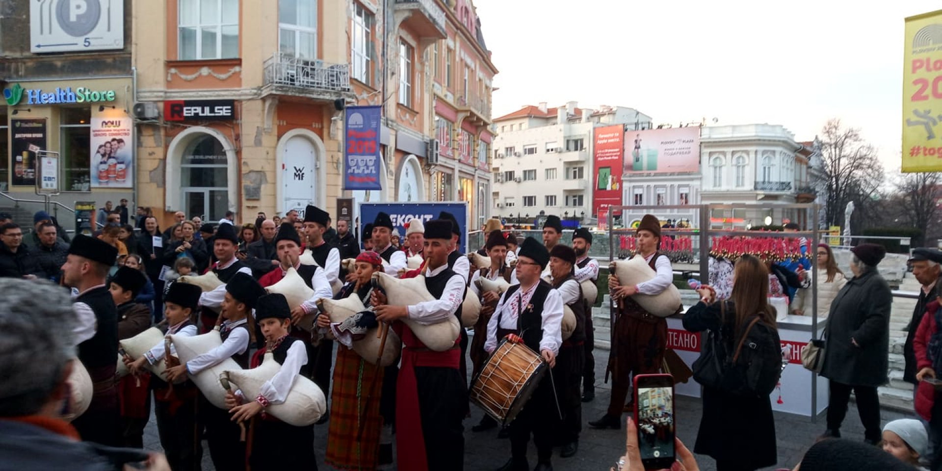 Кукери и гайдари гониха злото от сърцето на Пловдив (Фотогалерия ...