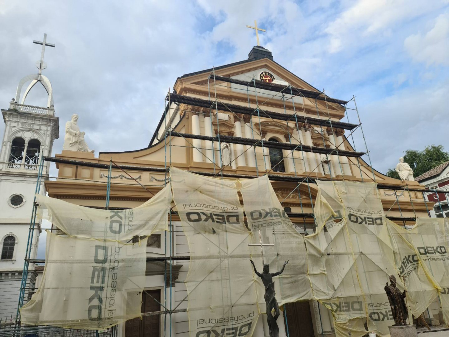 След гафа с унищожената фасада: Католическата катедрала “Св. Лудвик ...