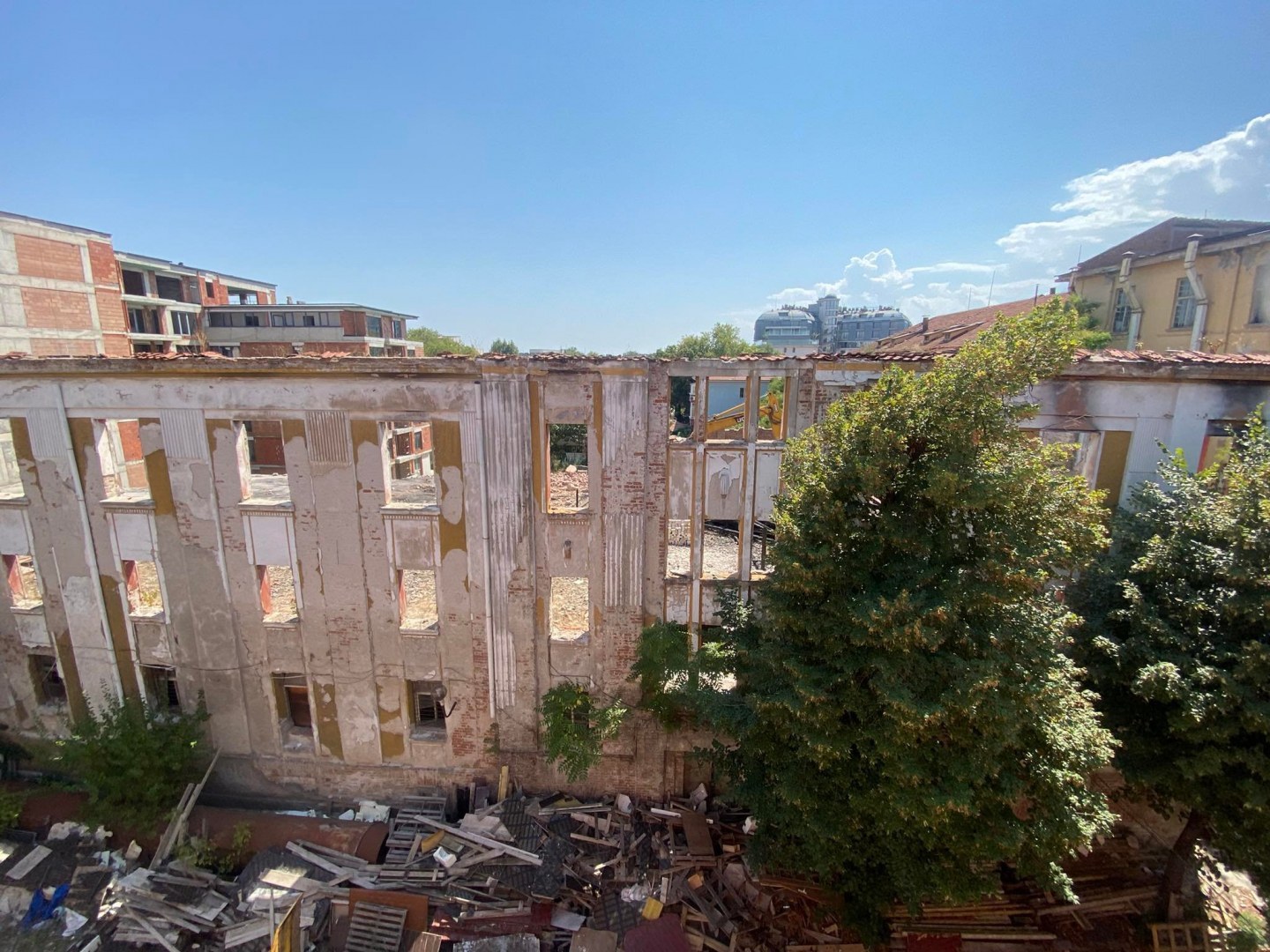 Бутат склада на Даниел Шаки в Тютюневия град в почивния ден ...