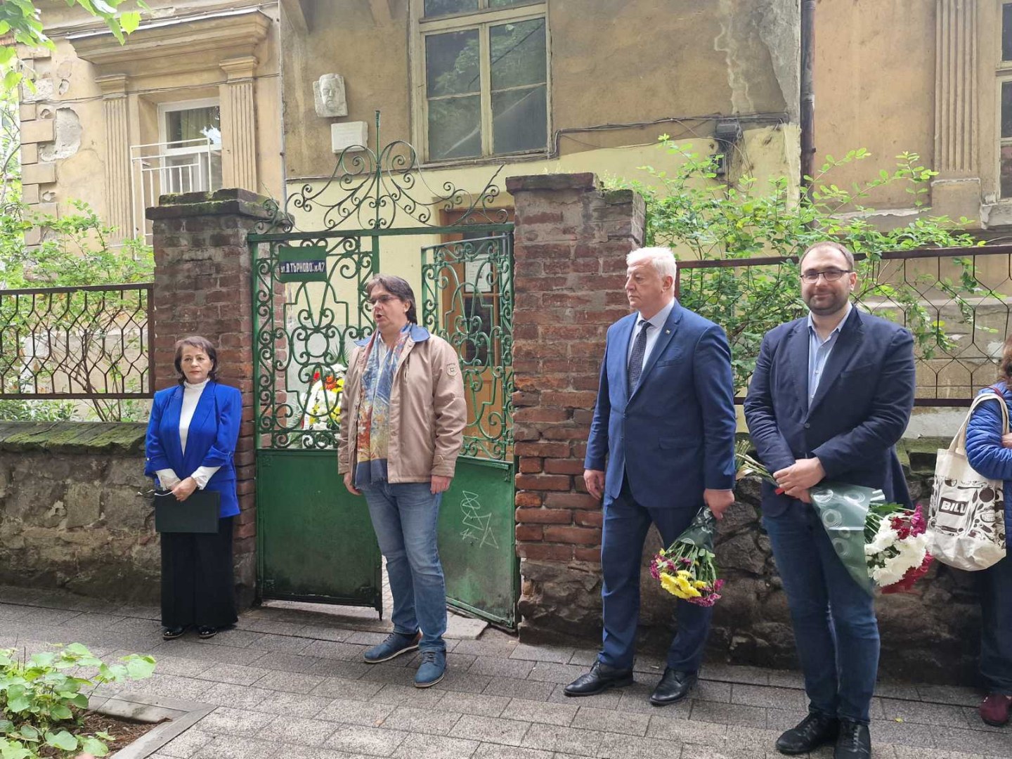 “На многая лета“ и поклон пред родния дом на Борис Христов за 109 ...